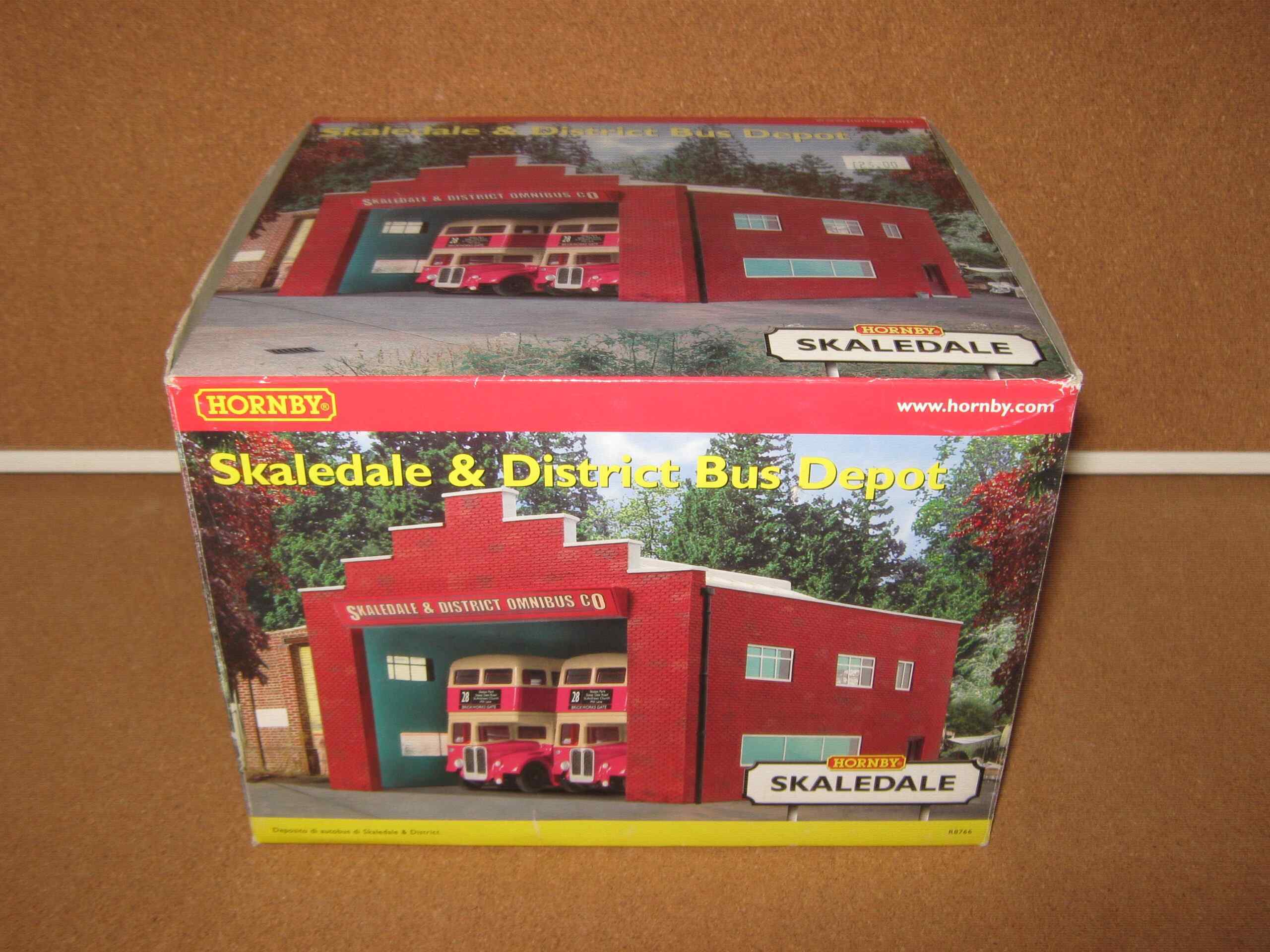Hornby Skaledale R8766 Skaledale & District Bus Depot OO Gauge ...