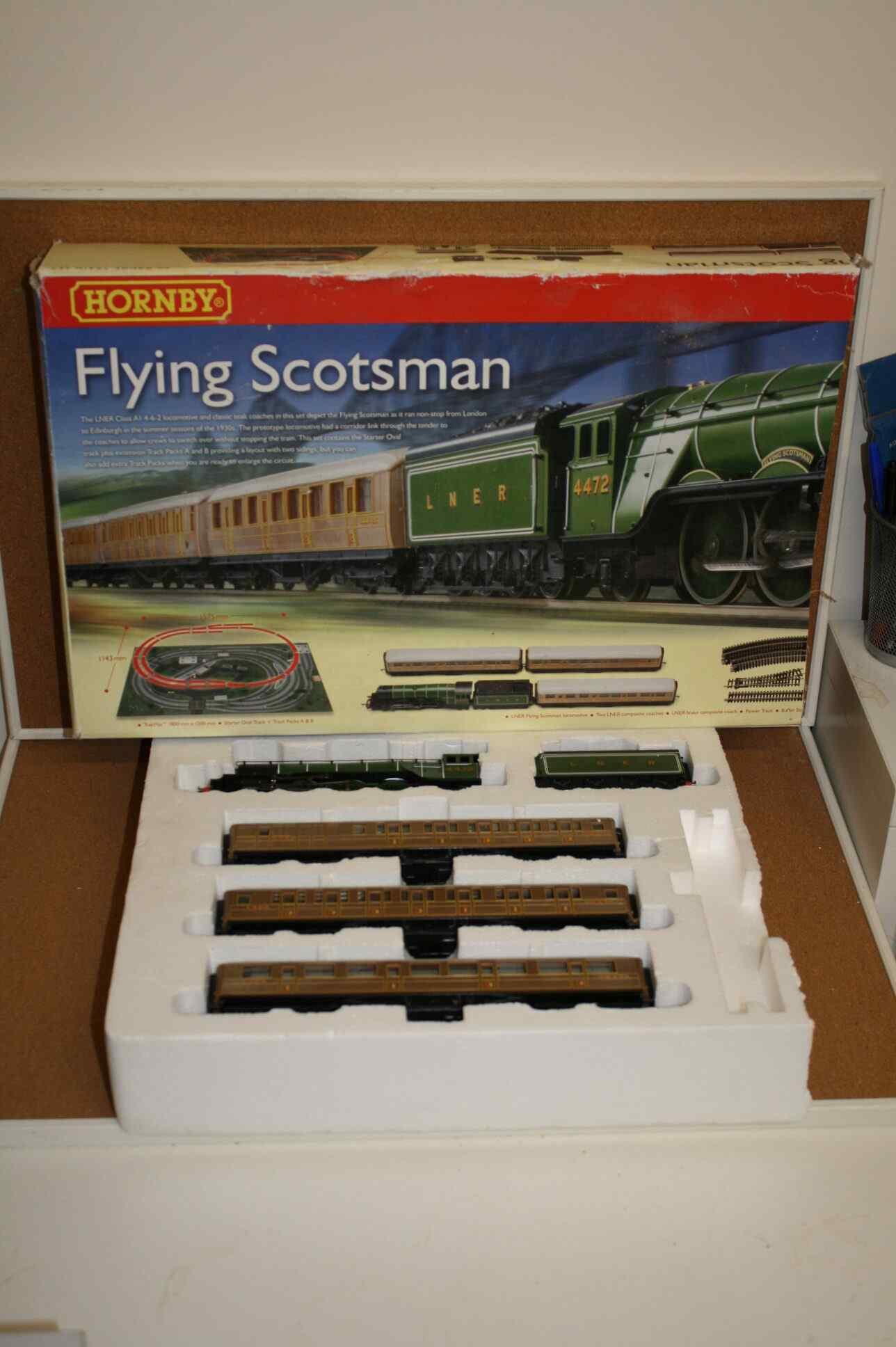 Hornby R1072 Flying Scotsman LNER Green No.4472 +Three Coaches in Cut ...