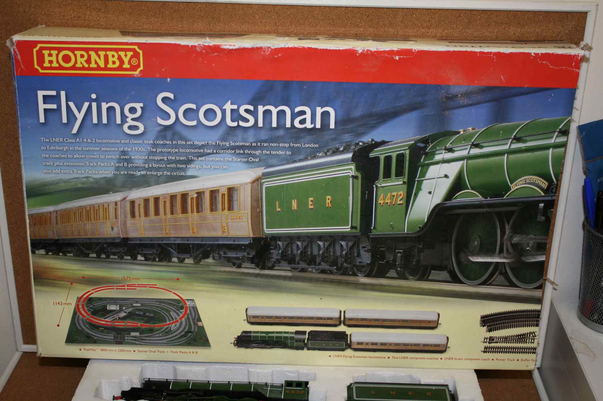 Hornby R1072 Flying Scotsman LNER Green No.4472 +Three Coaches in Cut ...