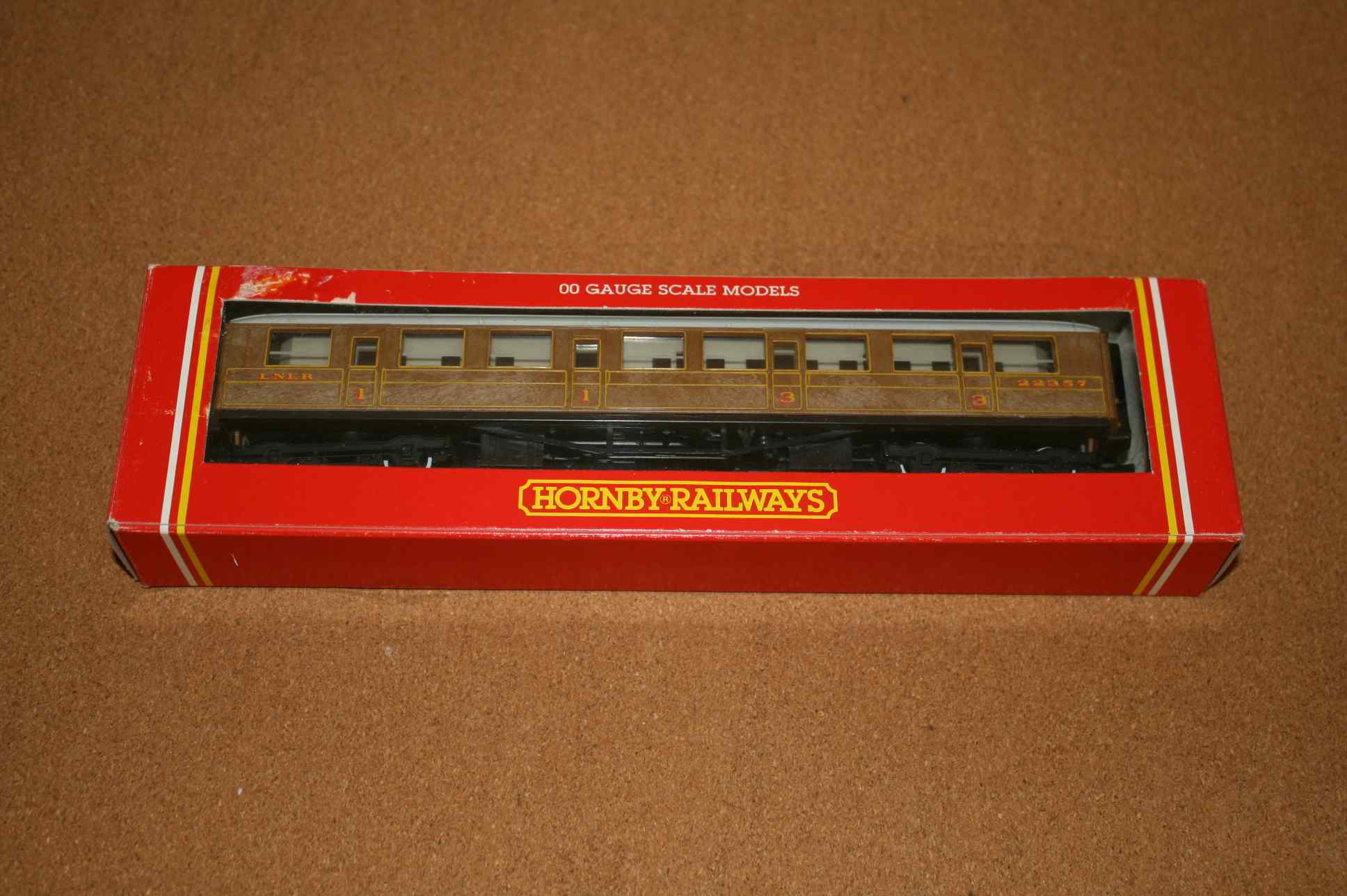 Hornby R477 LNER Composite Teak Coach No.22357 Pre-Owned ...