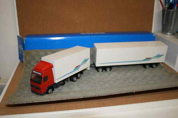 Conrad 280966 Volvo FH16 Globetrotter 6x2 4-Axle Trailer 1:50 Scale Pre ...