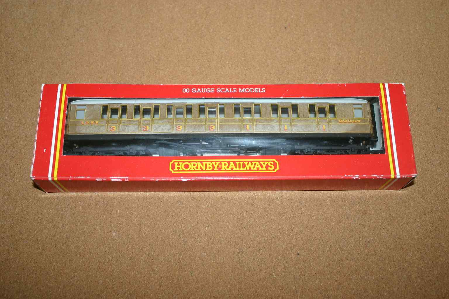 Hornby R4062 LNER Teak Composite Coach No 22287 Pre-Owned ...