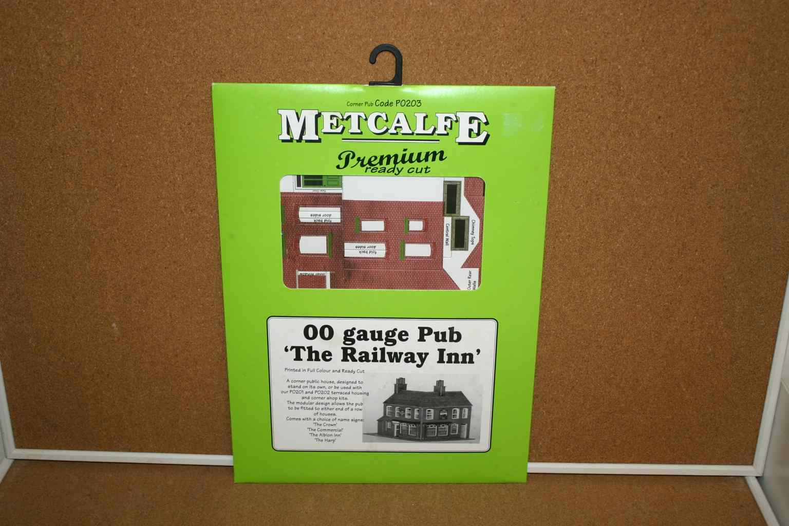 Metcalfe PO203 The Railway Inn (Corner Pub) OO Scale Card Kit (Been in ...