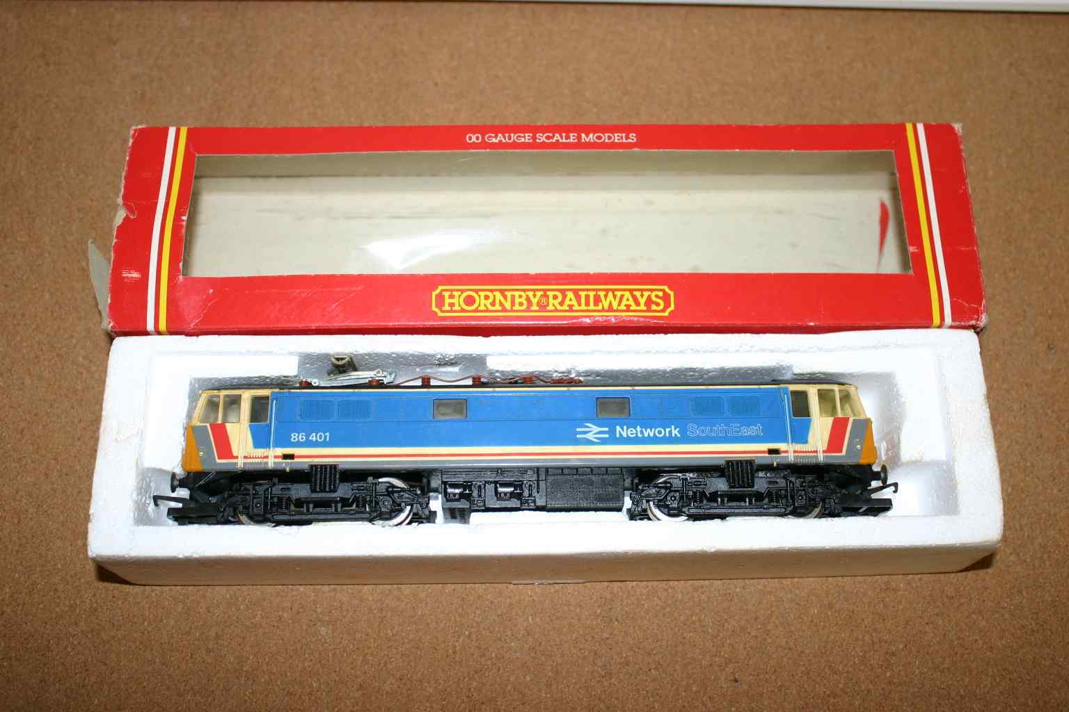 Hornby R368 Class 86 86401 in BR/NSE Bright Blue (Network South East ...